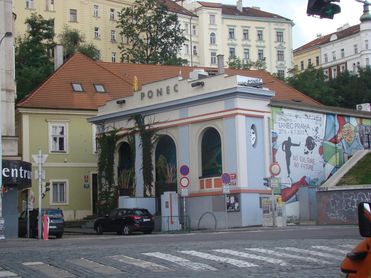 Театр Ponec в Карлине