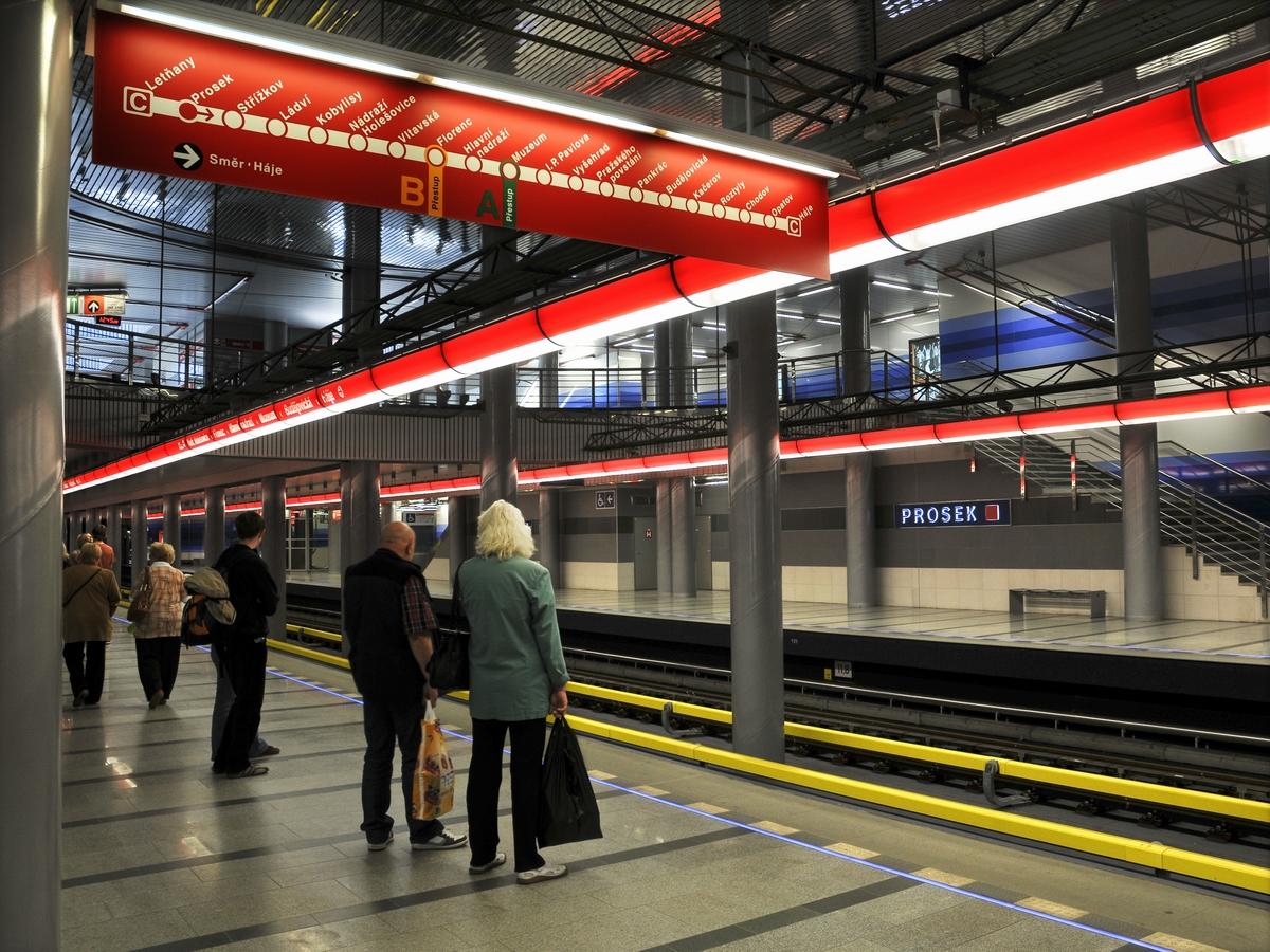Метро Prosek